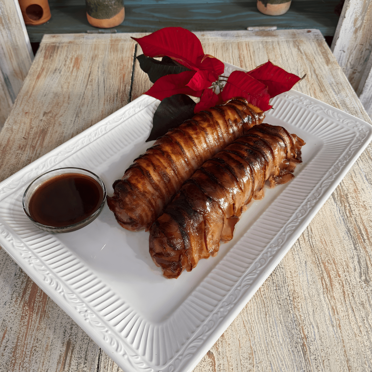 Lomo relleno de frutos rojos envuelto en tocino en salsa de tamarindo ...